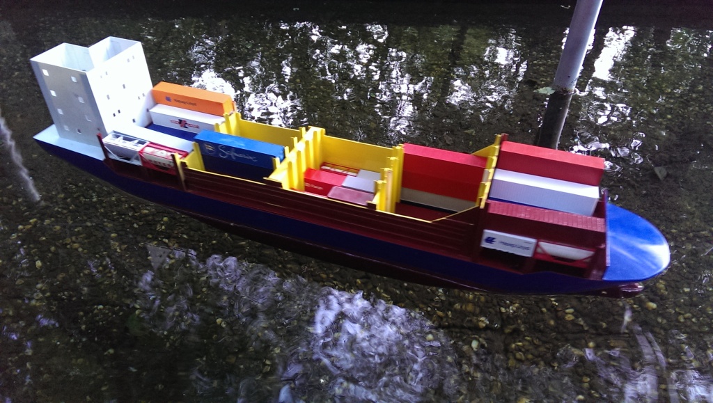 Video: RC Containerschiff H0 Teil 2 - Plastikschnitzer